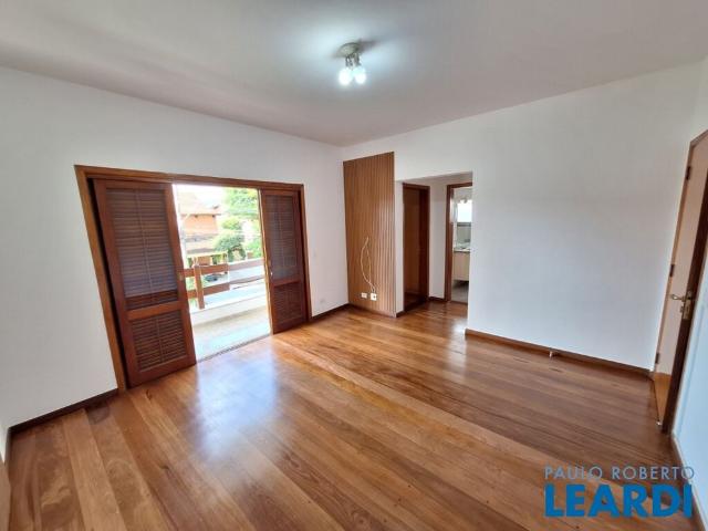 Casa Em Condomínio