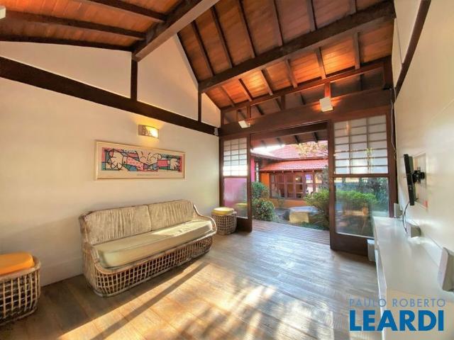 Casa Em Condomínio