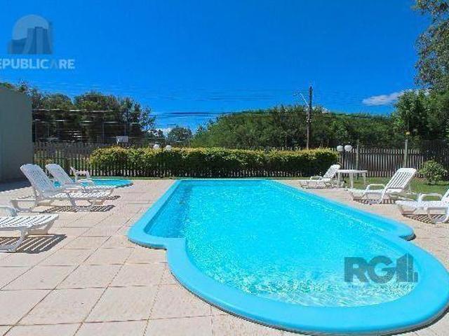 Casa em condomínio 4 D, sendo um dormitório no térreo, 168 m², garagem coberta