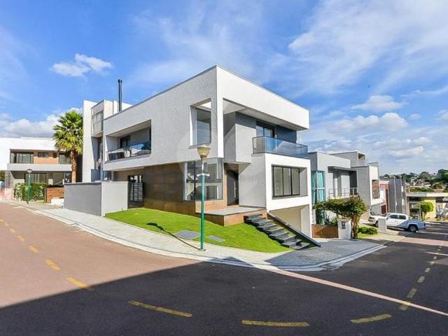 Casa em Condomínio 4 dorm. 360m²