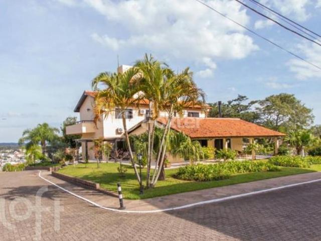 Casa em Condomínio, 4 dormitórios, 455.42 m², em Hípica