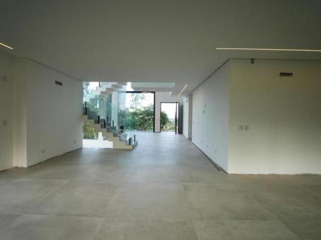 Casa em Condomínio 4 dormitórios, 4 Suítes, 423m²