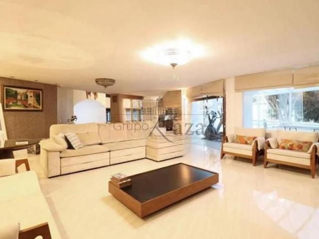 Casa em Condomínio 4 Dormitórios 759m²