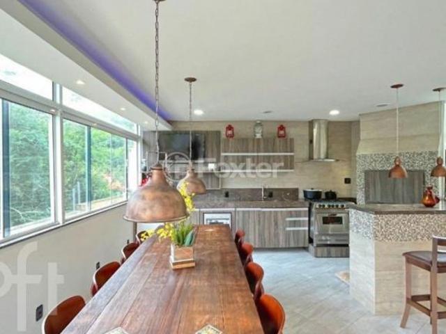 Casa em Condomínio, 4 dormitórios, 217.52 m², em Teresópolis