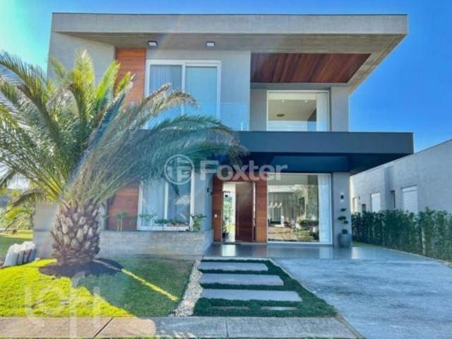 Casa em Condomínio, 4 dormitórios, 230 m², em Centro
