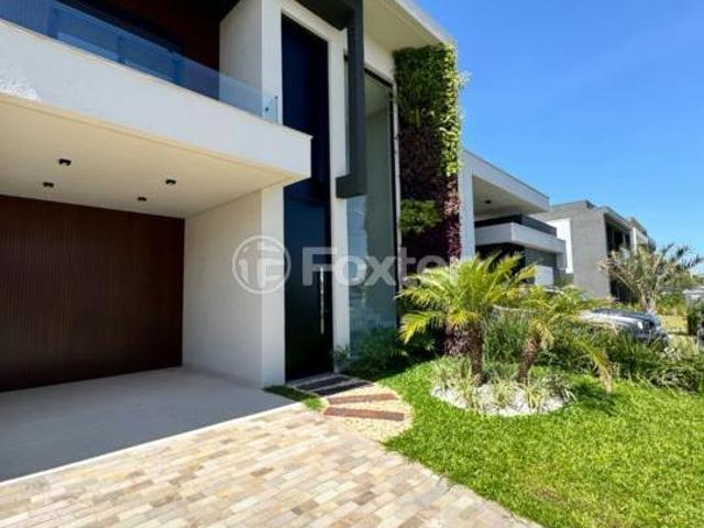 Casa em Condomínio, 4 dormitórios, 250 m², em Centro