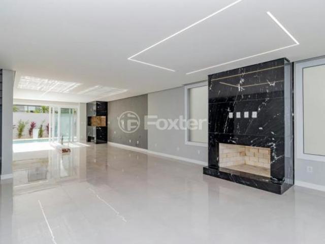 Casa em Condomínio, 4 dormitórios, 26873 m², em Centro
