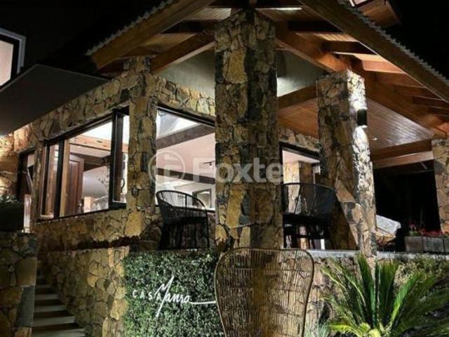 Casa em Condomínio, 4 dormitórios, 282 m², em Planalto