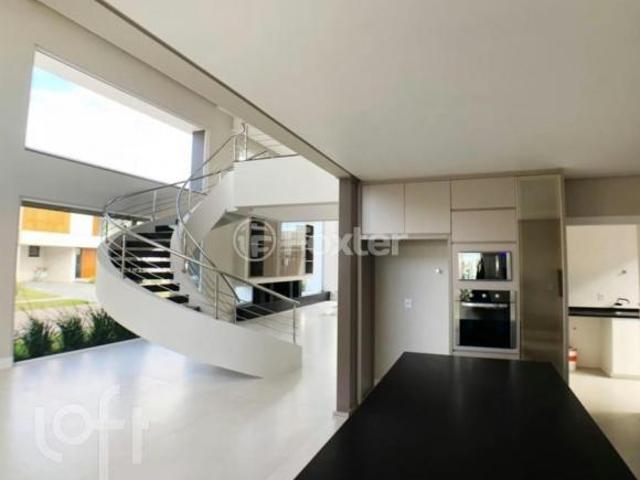 Casa em Condomínio, 4 dormitórios, 300 m², em Zona Nova