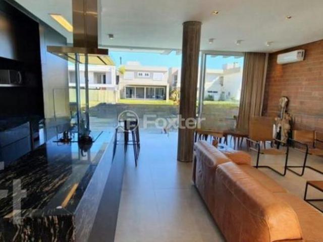 Casa em Condomínio, 4 dormitórios, 311 m², em Centro