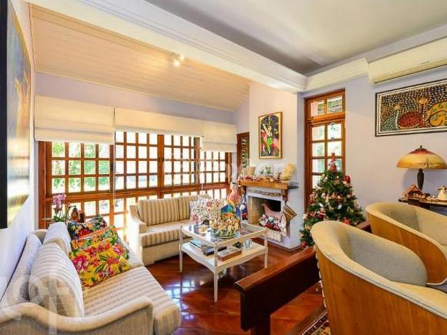 Casa em Condomínio, 4 dormitórios, 319 m², em Pedra Redonda