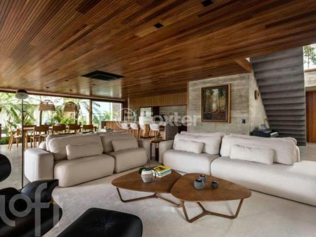 Casa em Condomínio, 4 dormitórios, 350 m², em Centro