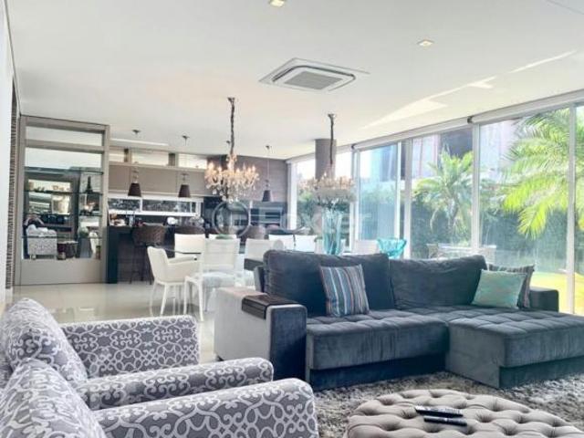 Casa em Condomínio, 4 dormitórios, 360.99 m², em Centro