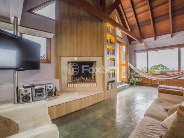 Casa em Condomínio, 4 dormitórios, 381.19 m², em Menino Deus