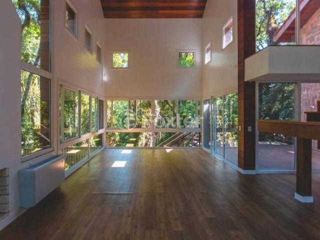 Casa em Condomínio, 4 dormitórios, 385 m², em Mato Queimado