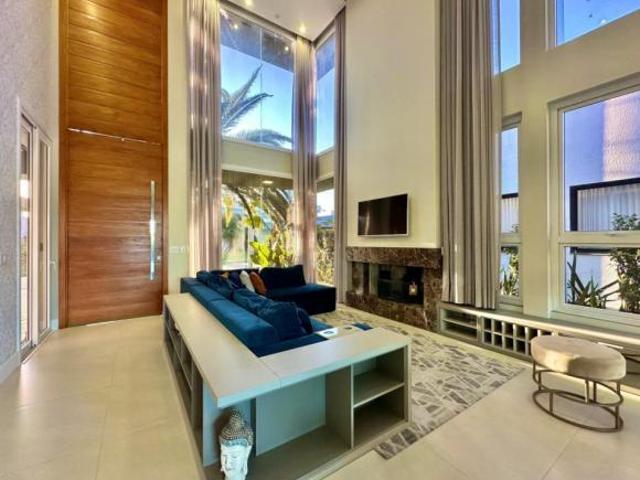 Casa em Condominio 4 dormitorios Bairro