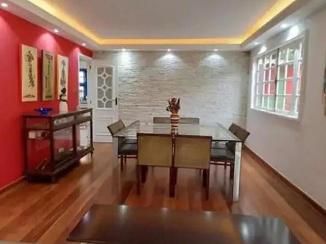 Casa em condomínio | 4 dormitórios | Jardim lateral | 4 vagas