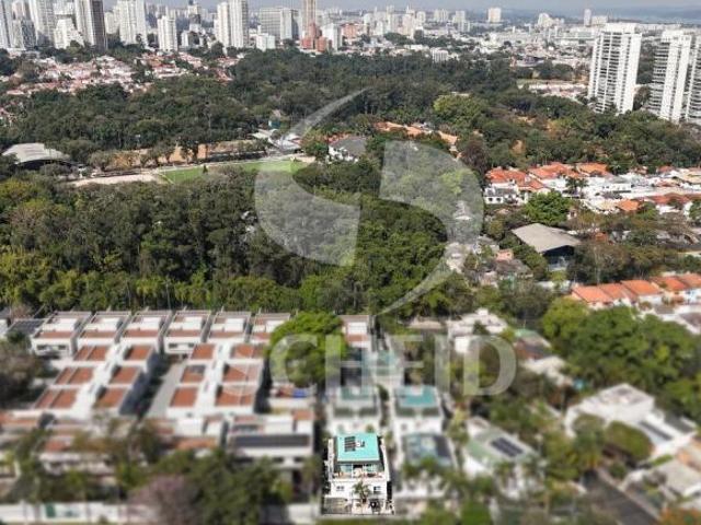 Casa em Condomínio 4 quartos e 4 suítes com 6 vagas 663 m² Granja Julieta