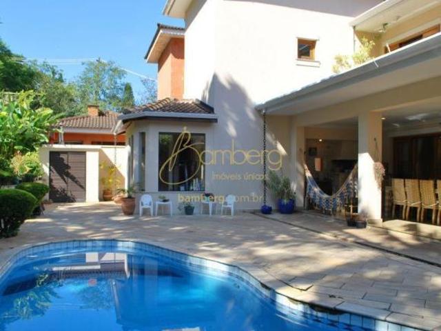 Casa em condomínio, 4 suítes/4 vagas/ imenso jardim, conforto e segurança garantida!