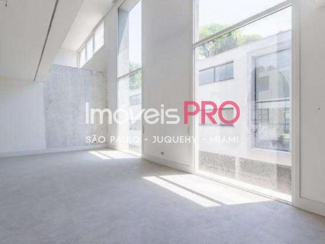 Casa em condomínio 4 suítes 686 m²