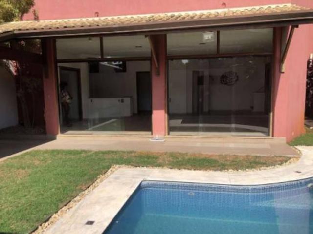 Casa em condomínio 4 suítes, lareira, salão festas, gourmet, piscina!
