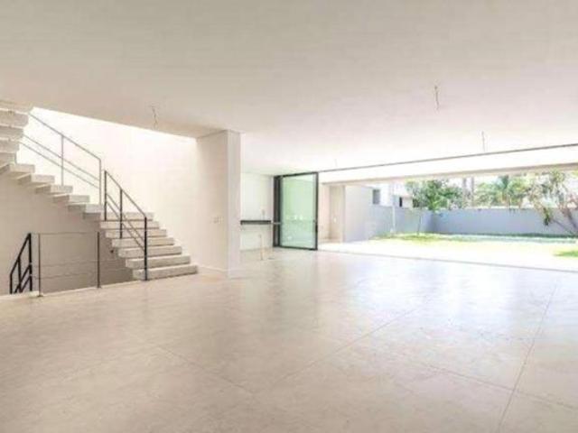 Casa em condomínio 4 suítes na Granja Julieta