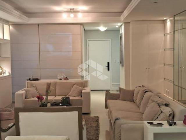 Casa em Condominio 4 suites, sendo 1 suite master, 3 vagas, piscina. Bairro Hipica
