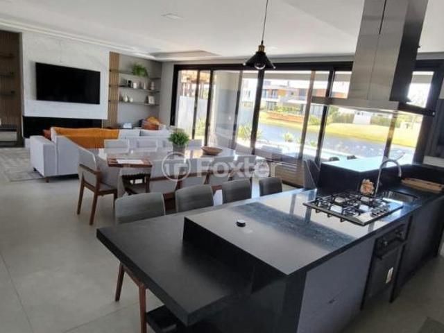 Casa em Condomínio, 5 dormitórios, 364 m², em Centro