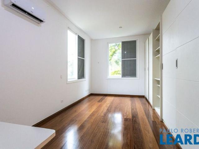 Casa Em Condomínio