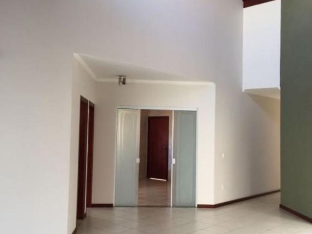 Casa Em Condomínio