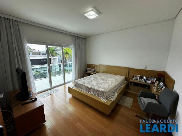 Casa Em Condomínio