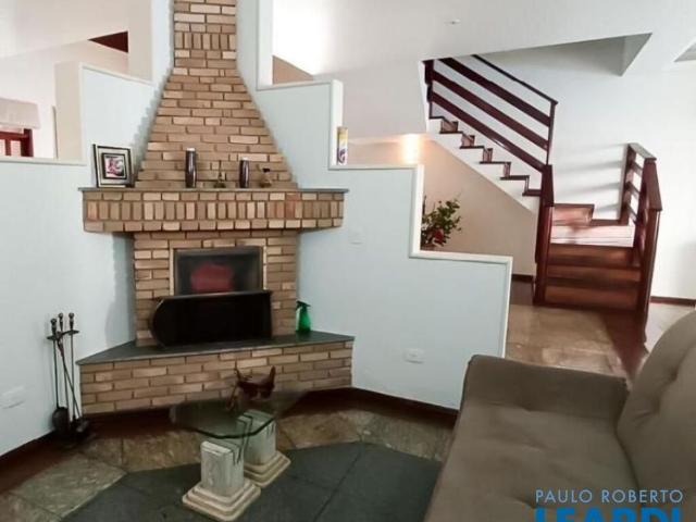 Casa Em Condomínio