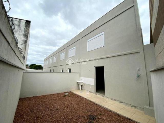 Casa em condomínio com ótimo pátio, 2 quartos com suite