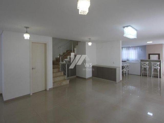 Casa em condomínio com amplo espaço!