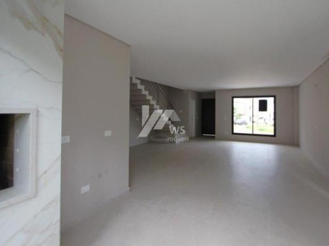 Casa em condomínio com amplo quintal!
