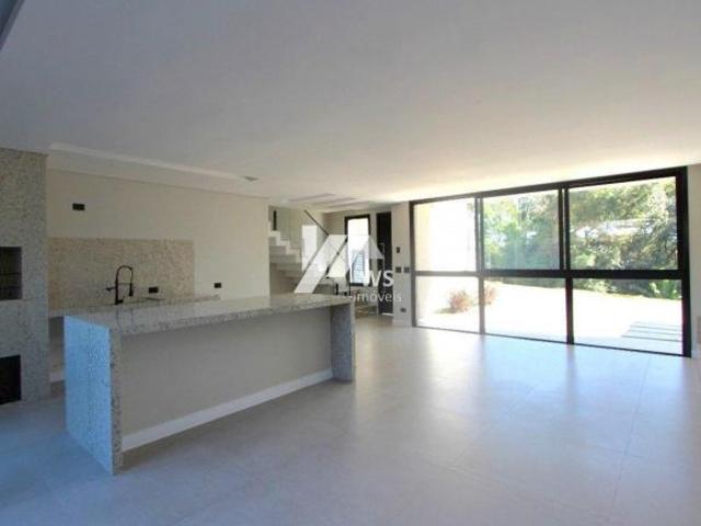 Casa em condomínio com amplo terraço