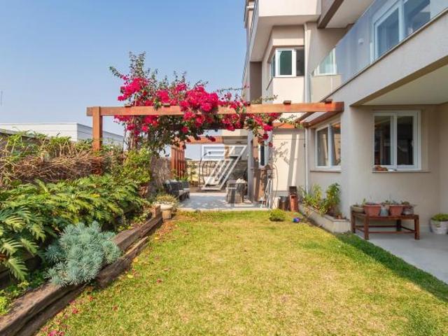 Casa em condomínio com amplo terreno, 04 suítes, 0