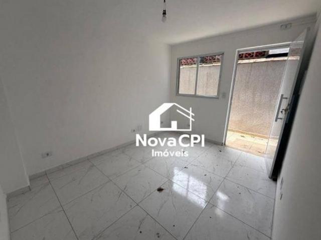 Casa em condomínio com área extera e 2 quartos no Tude Bastos em Praia Grande