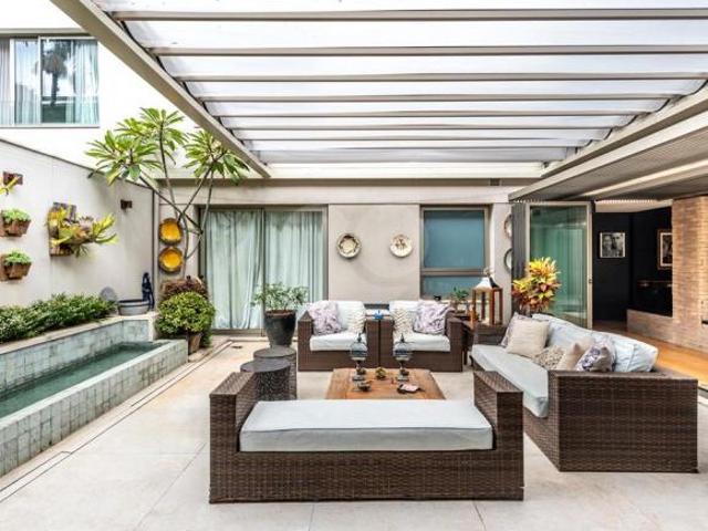 Casa em condomínio com área verde no Alto de Pinheiros