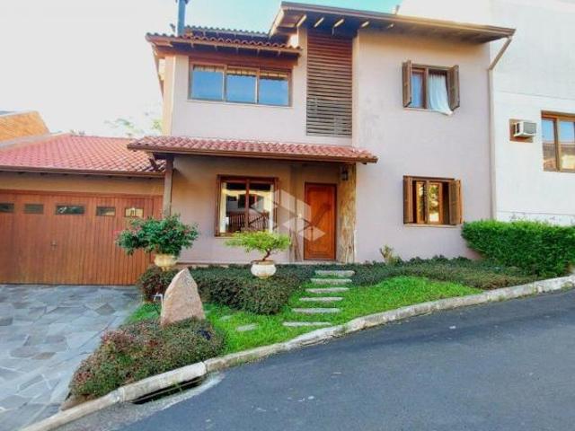 Casa em condomínio com excelente infra, 4D, 3 vagas e placas solares