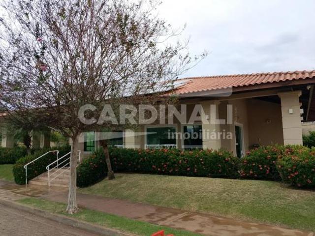 Casa em condomínio com excelente localização próximo supermercados e comércio