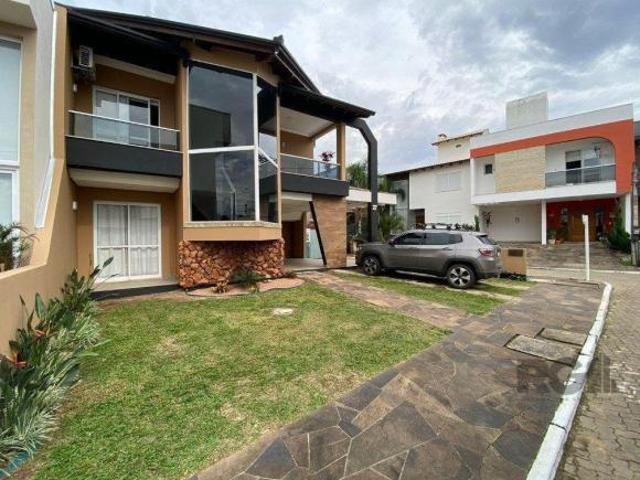 Casa em condominio com excelente padrão construtivo, possui 3 dormitórios, sendo 1 suíte máster com