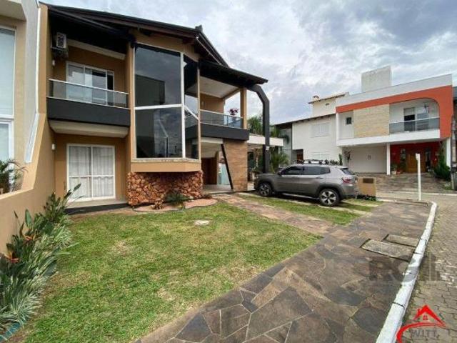 Casa em condominio com excelente padrão construtivo, possui 3 dormitórios, sendo