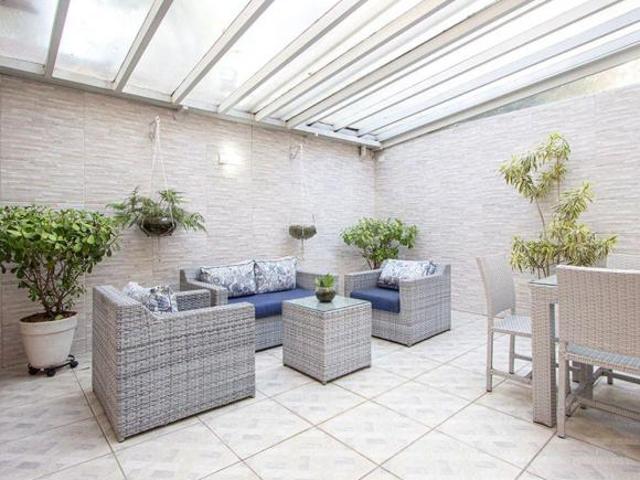 Casa em condomínio com espaço gourmet e quintal