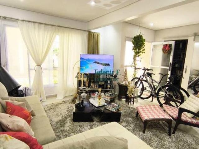Casa em Condomínio com Lareira, Suíte com Closet e 2 Vagas