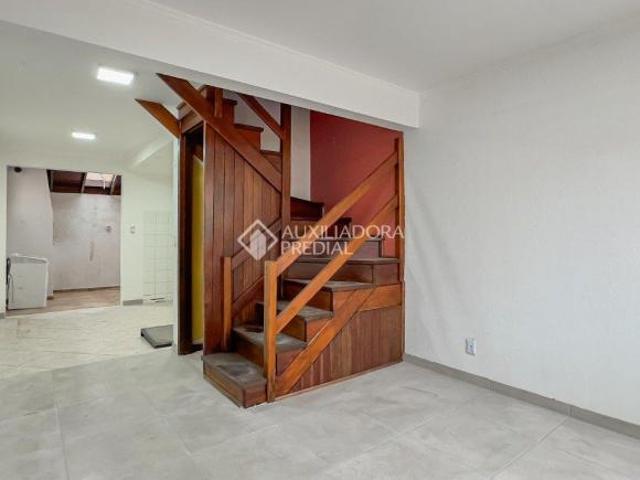 Casa em condomínio com pátio fechado e churrasqueira