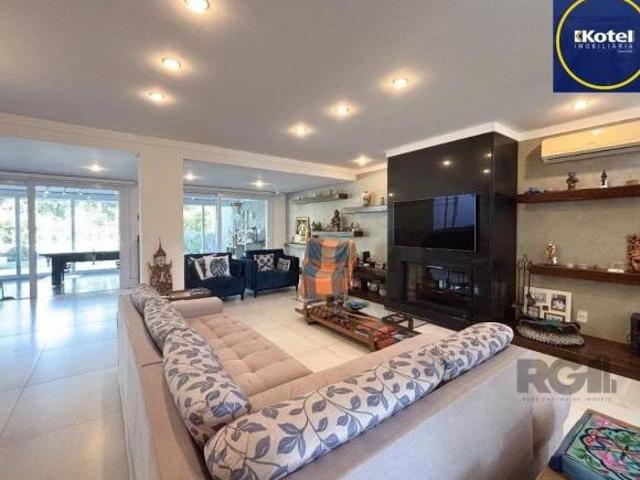 Casa em condomínio com pátio, piscina, 3 suítes e 2 vagas