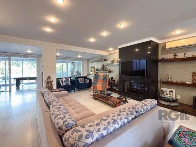 Casa em condomínio com pátio, piscina, 3 suítes e 2 vagas