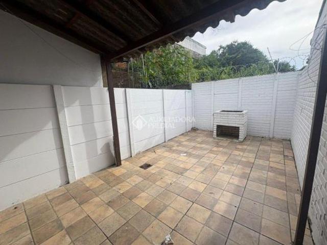 Casa em condomínio com pátio