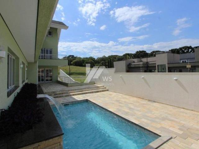 Casa em condomínio com Piscina!